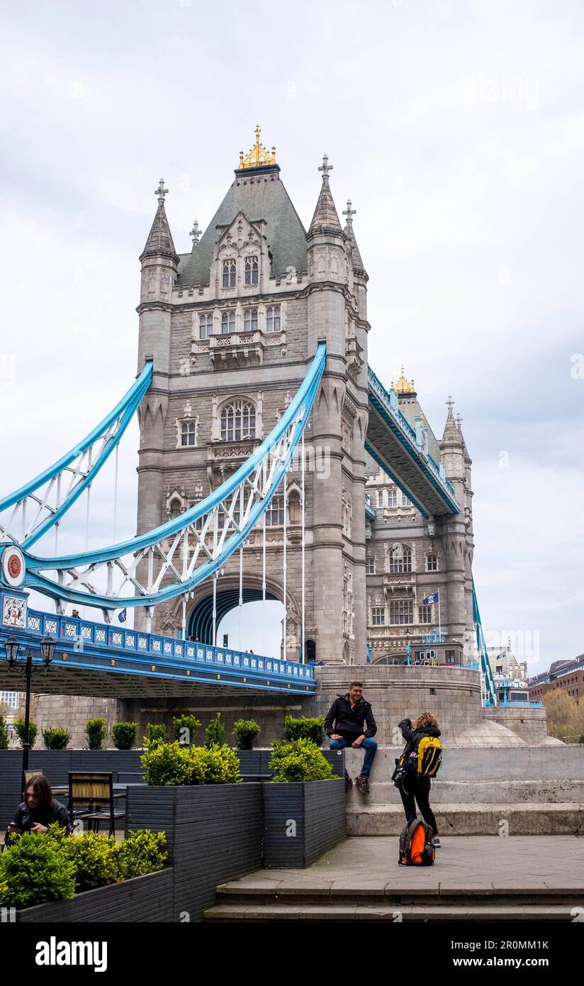 London Views - Tourists by Tower Bridge Stock Photo - Alamy