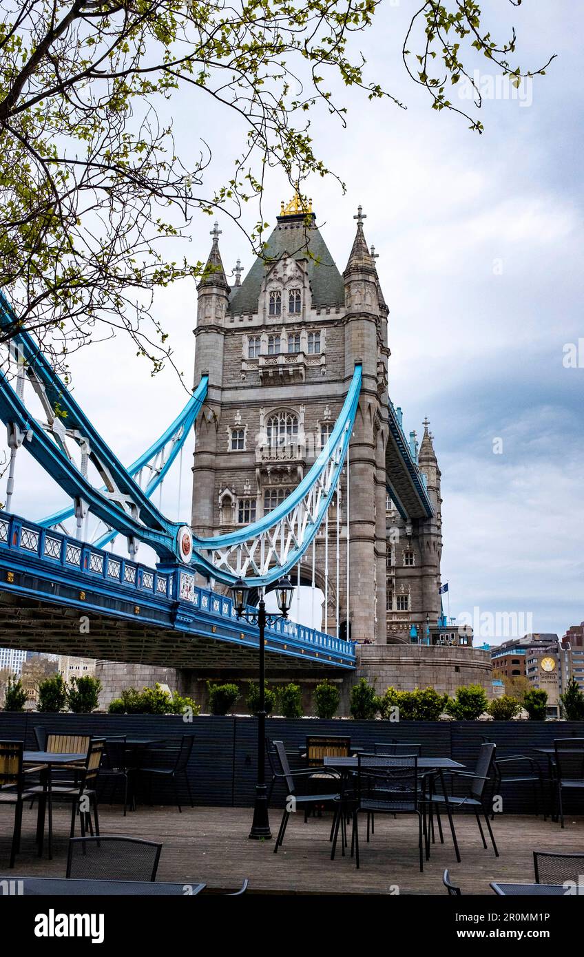 London Views - Tourists by Tower Bridge Stock Photo - Alamy