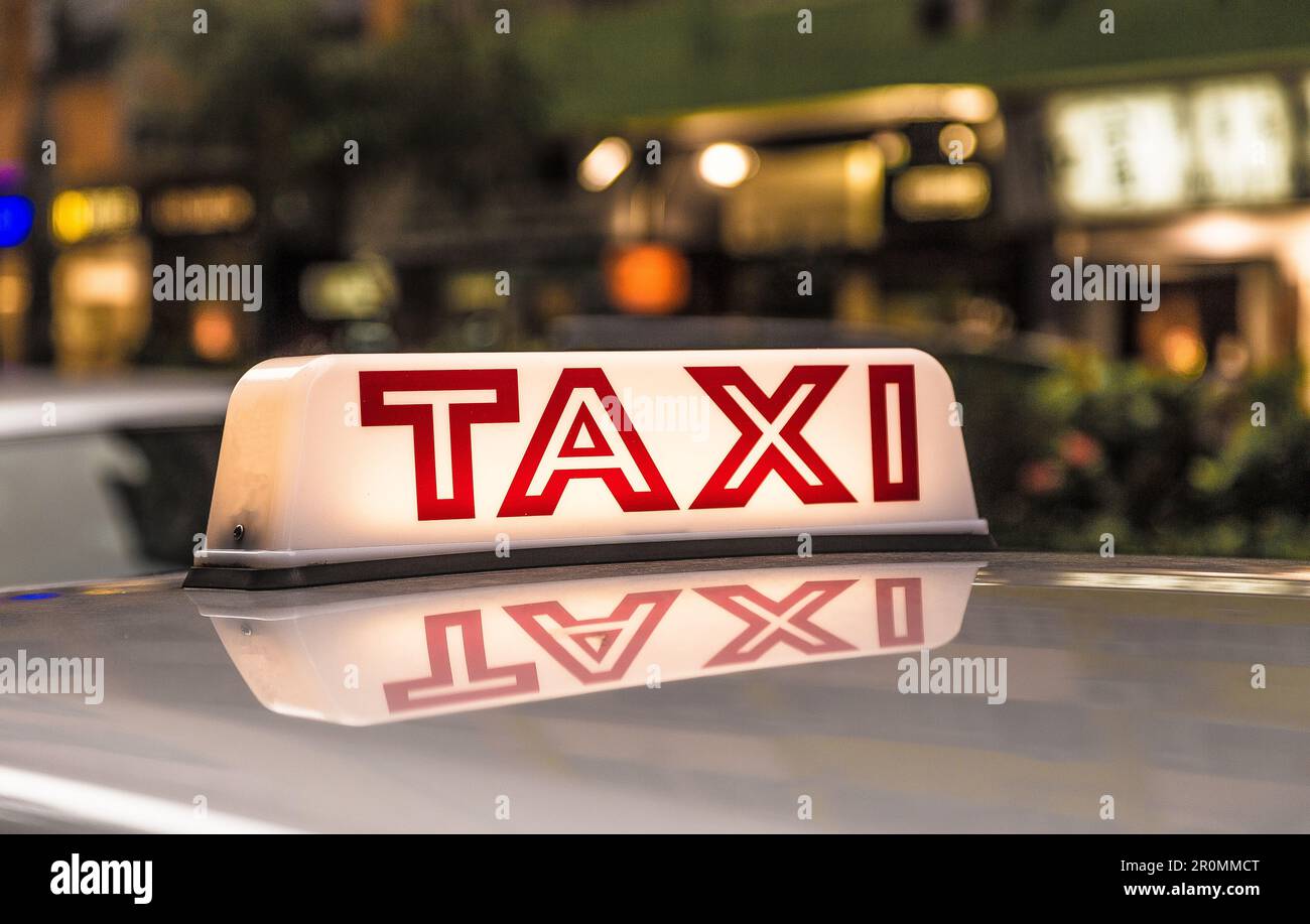 Lit taxi sign hi-res stock photography and images - Alamy