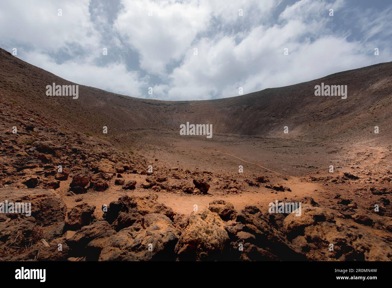 Caldera Blanca Walk to the largest volcanic crater on Lanzarote on the ...