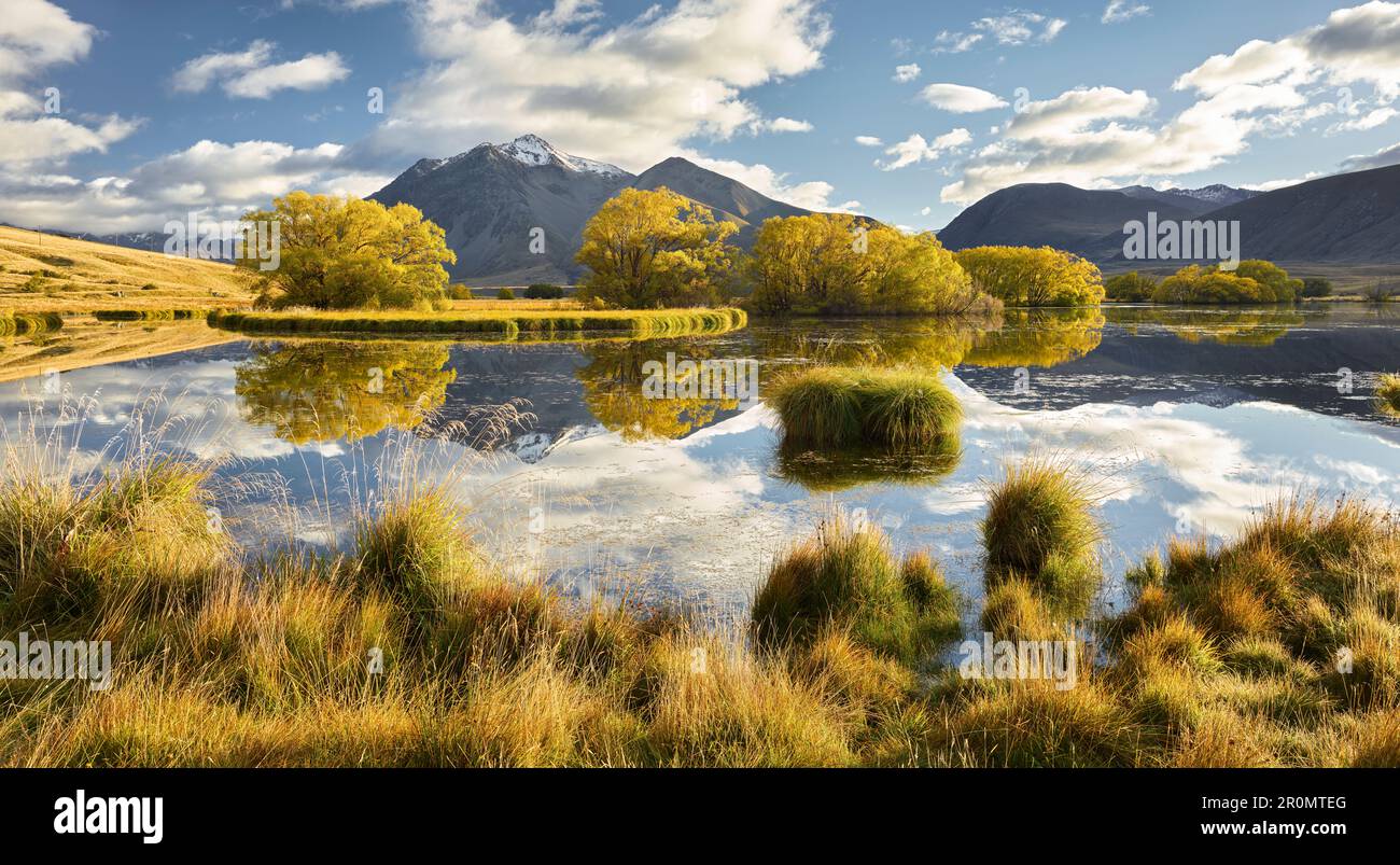Nameless Lake in Ahuriri Valley, Barrier Range, Canterbury, South ...