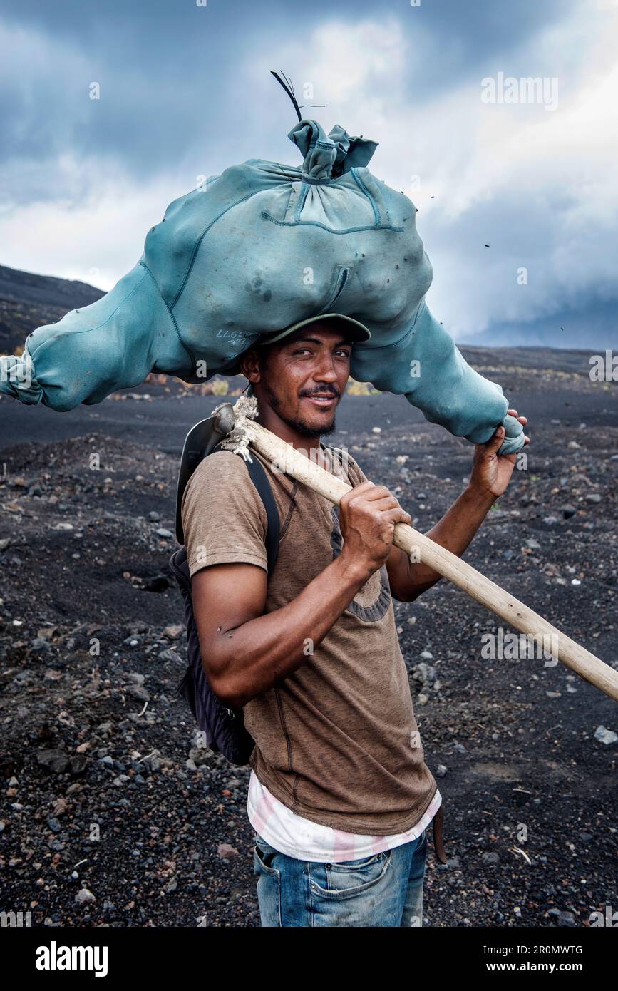 Farmers working the land hi-res stock photography and images - Alamy