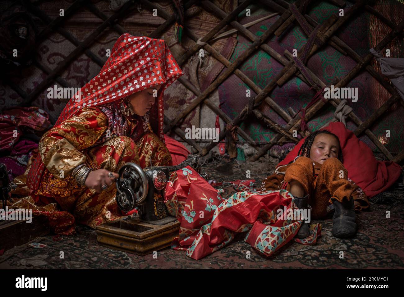Sewing Kyrgyzstan in a yurt, Afghanistan, Asia Stock Photo - Alamy
