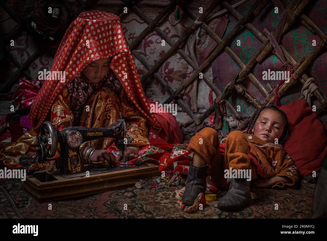 Sewing Kyrgyzstan in a yurt, Afghanistan, Asia Stock Photo - Alamy