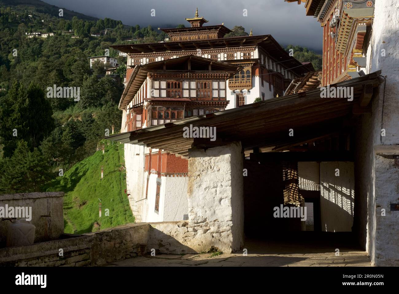 Trongsa dzong bhutan hi-res stock photography and images - Alamy
