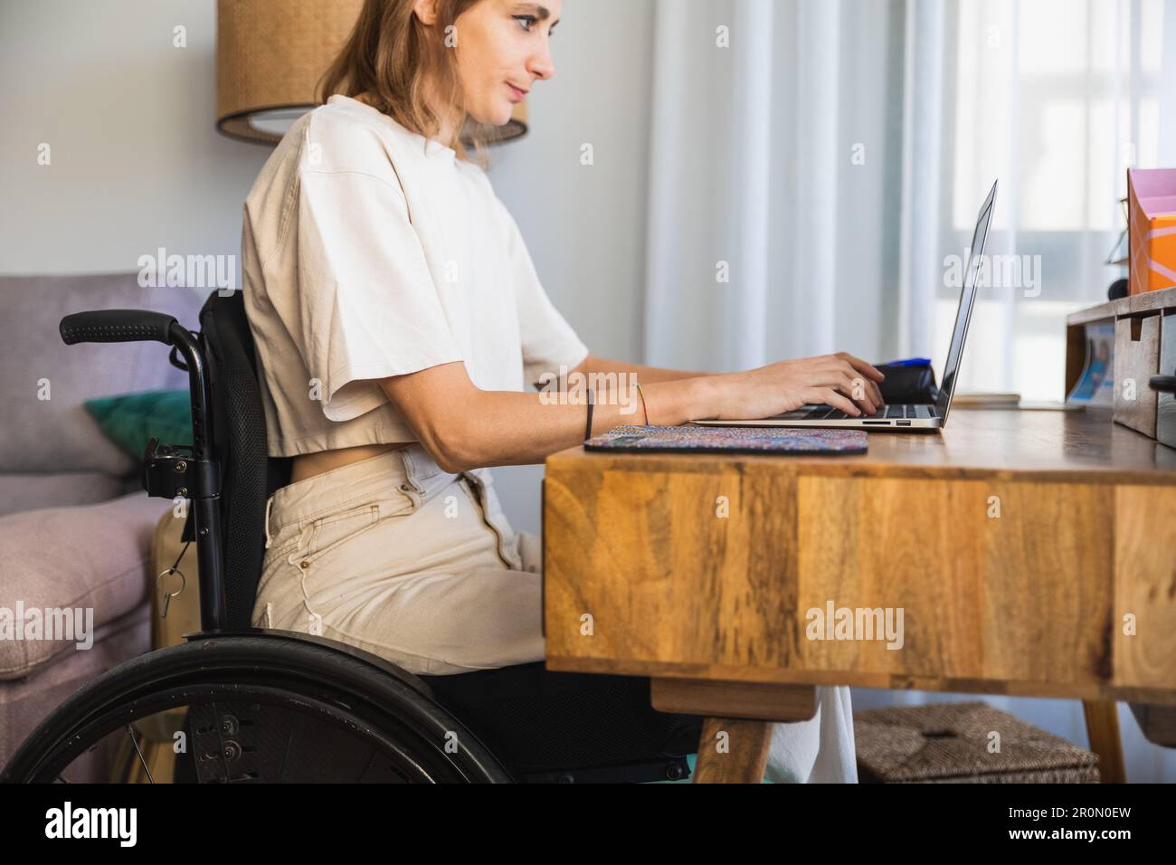 Student in wheelchair writing hi-res stock photography and images - Alamy