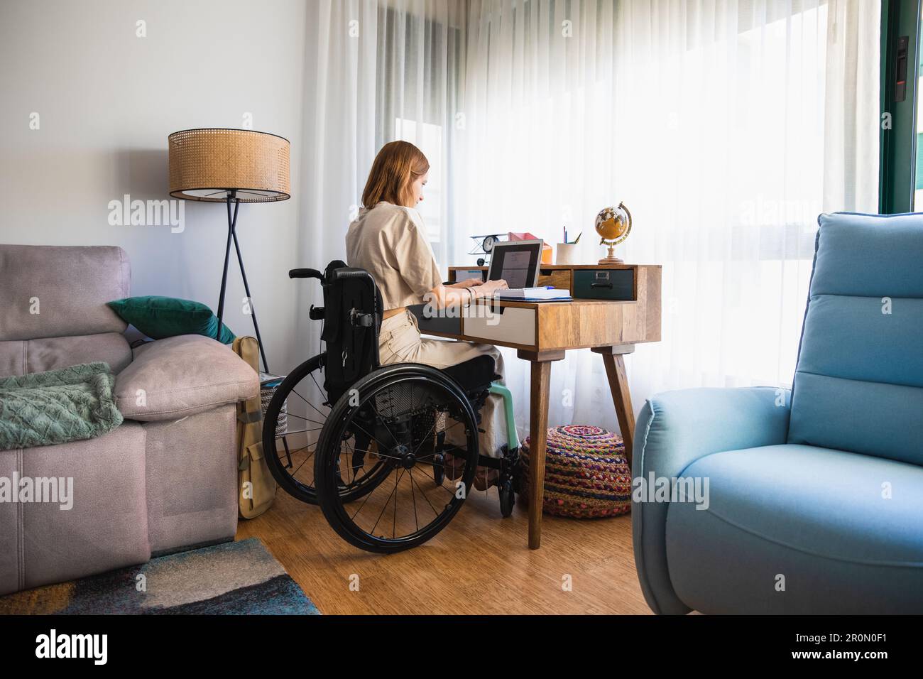 Student in wheelchair writing hi-res stock photography and images - Alamy