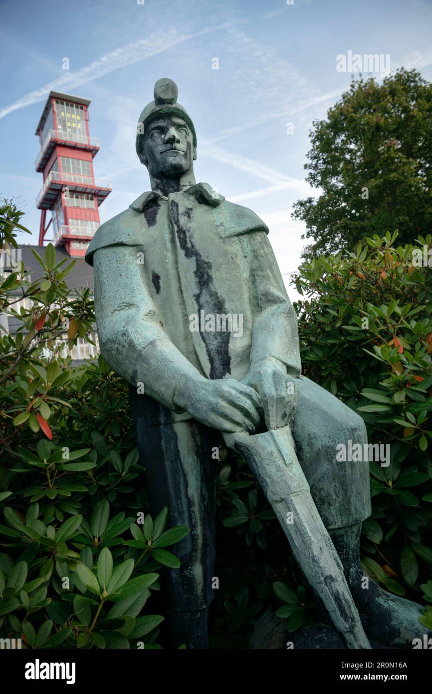 Worker sculpture hi-res stock photography and images - Alamy