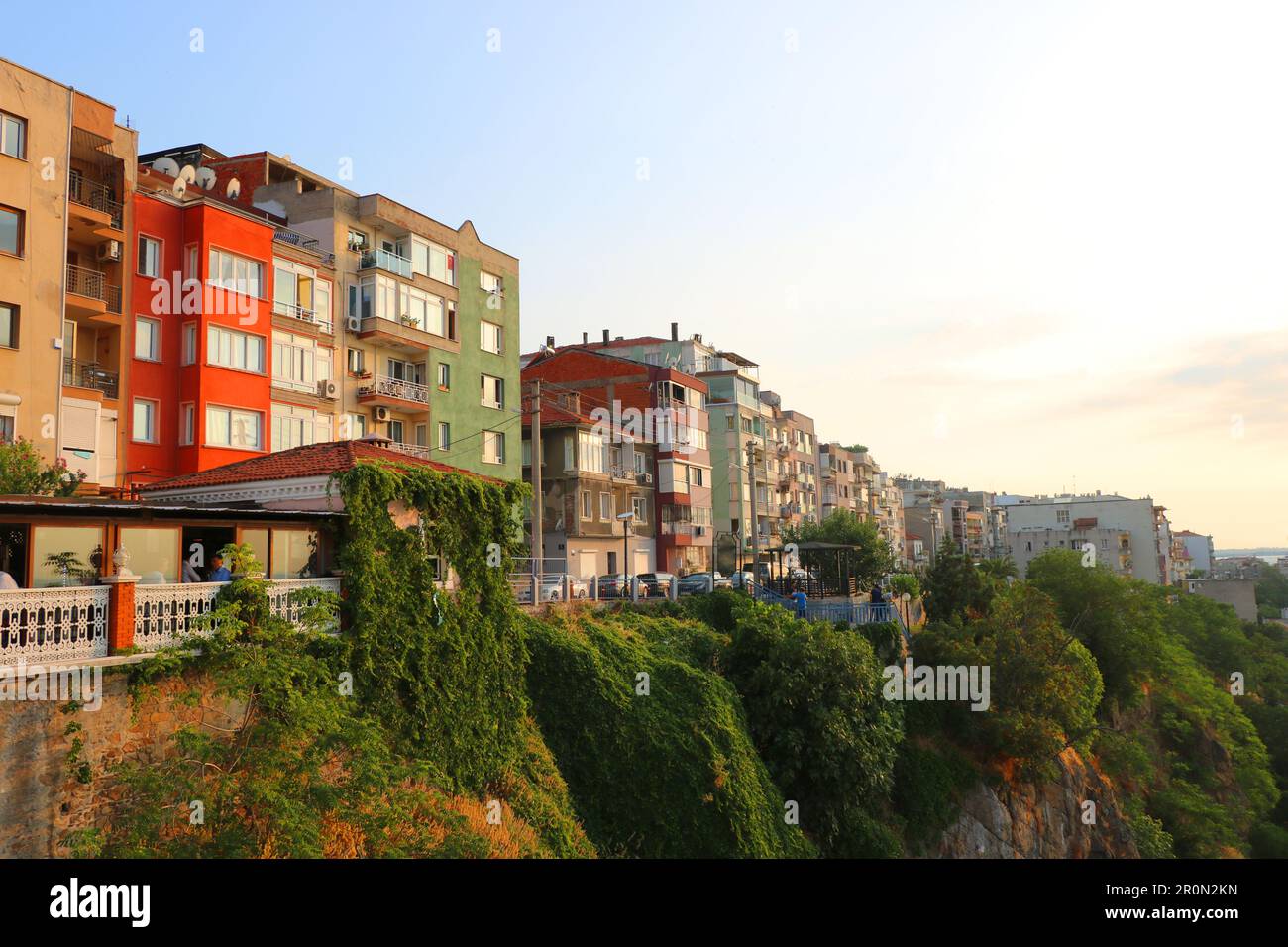 Group building on cliff hi-res stock photography and images - Alamy