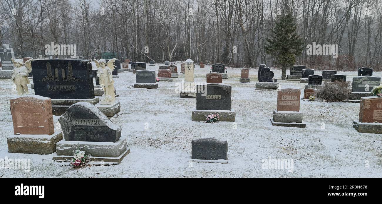 Small town cemetery hi-res stock photography and images - Alamy