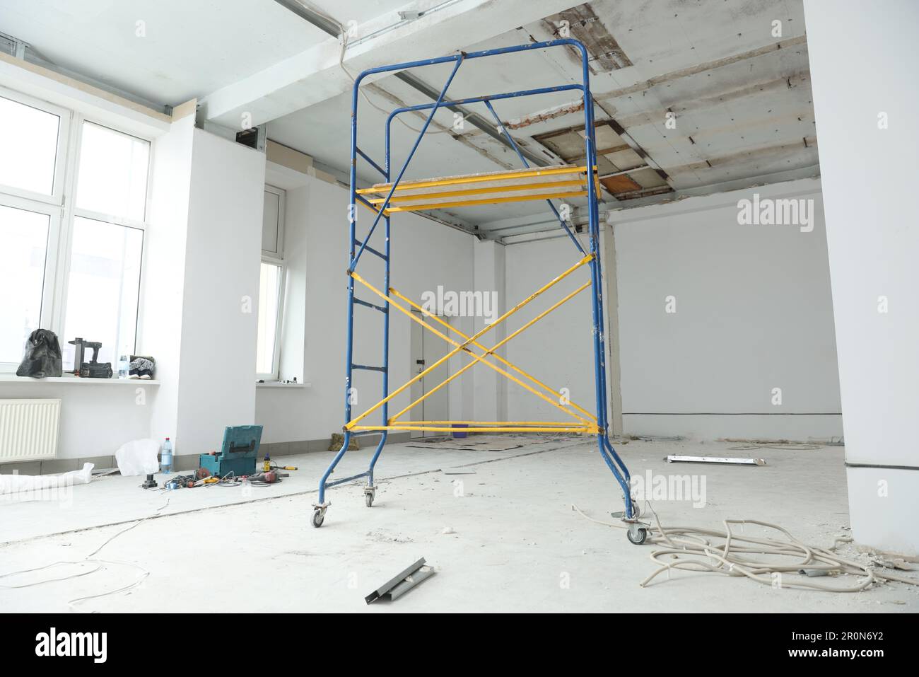 Scaffolds in messy room prepared for renovation Stock Photo - Alamy