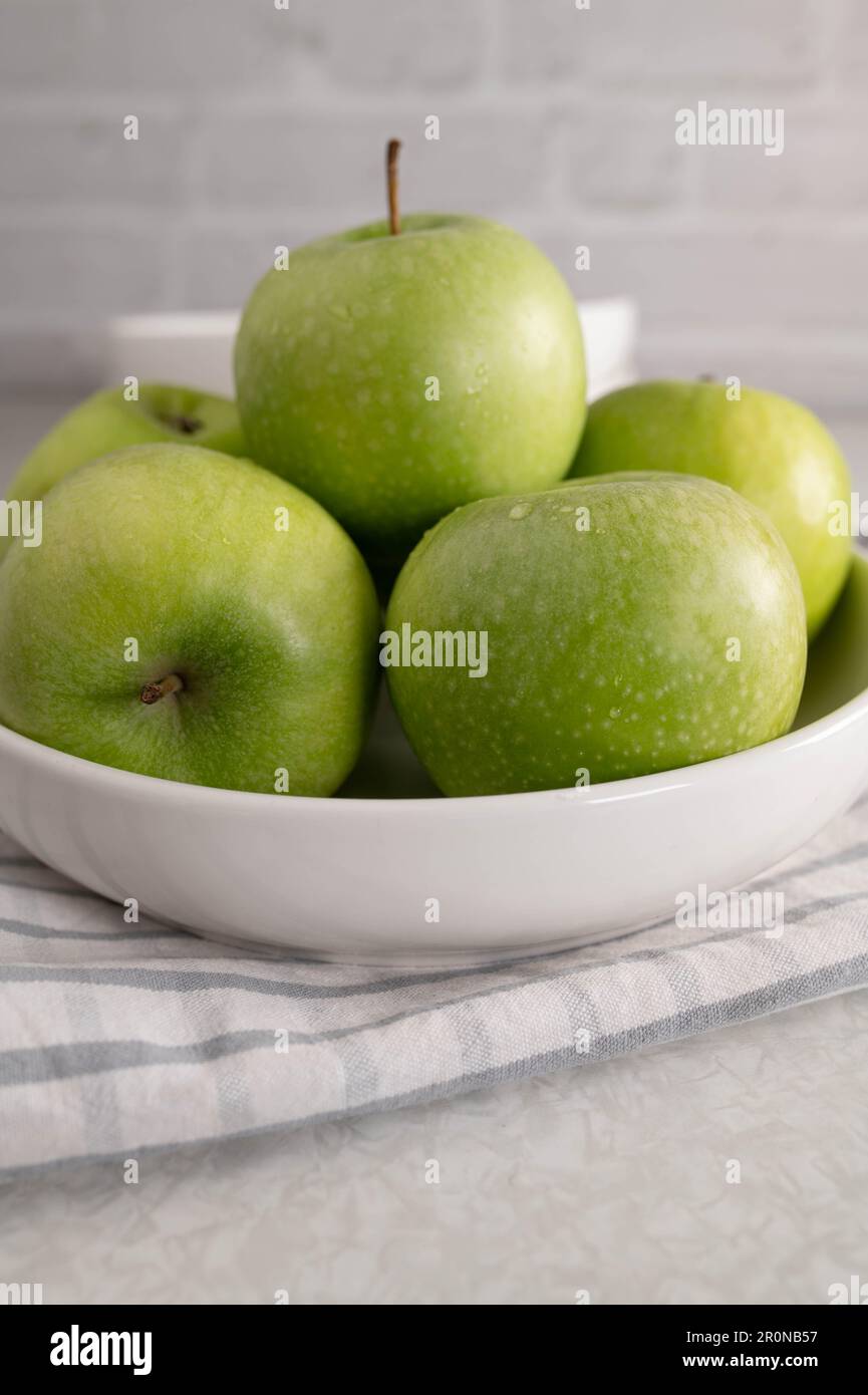 Kitchen green apples hi-res stock photography and images - Alamy