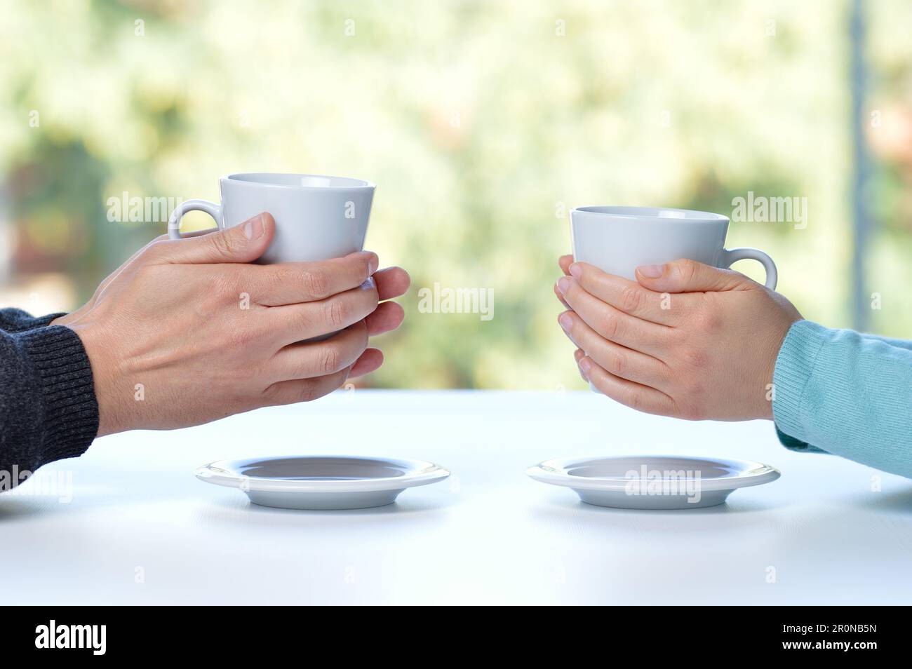 Couple chat bar hi-res stock photography and images - Alamy