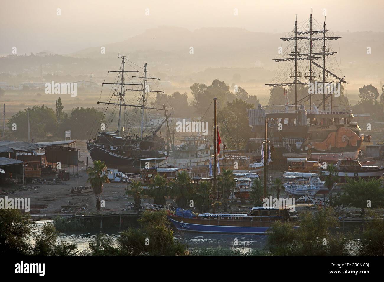 Deserted shipyard hi-res stock photography and images - Alamy