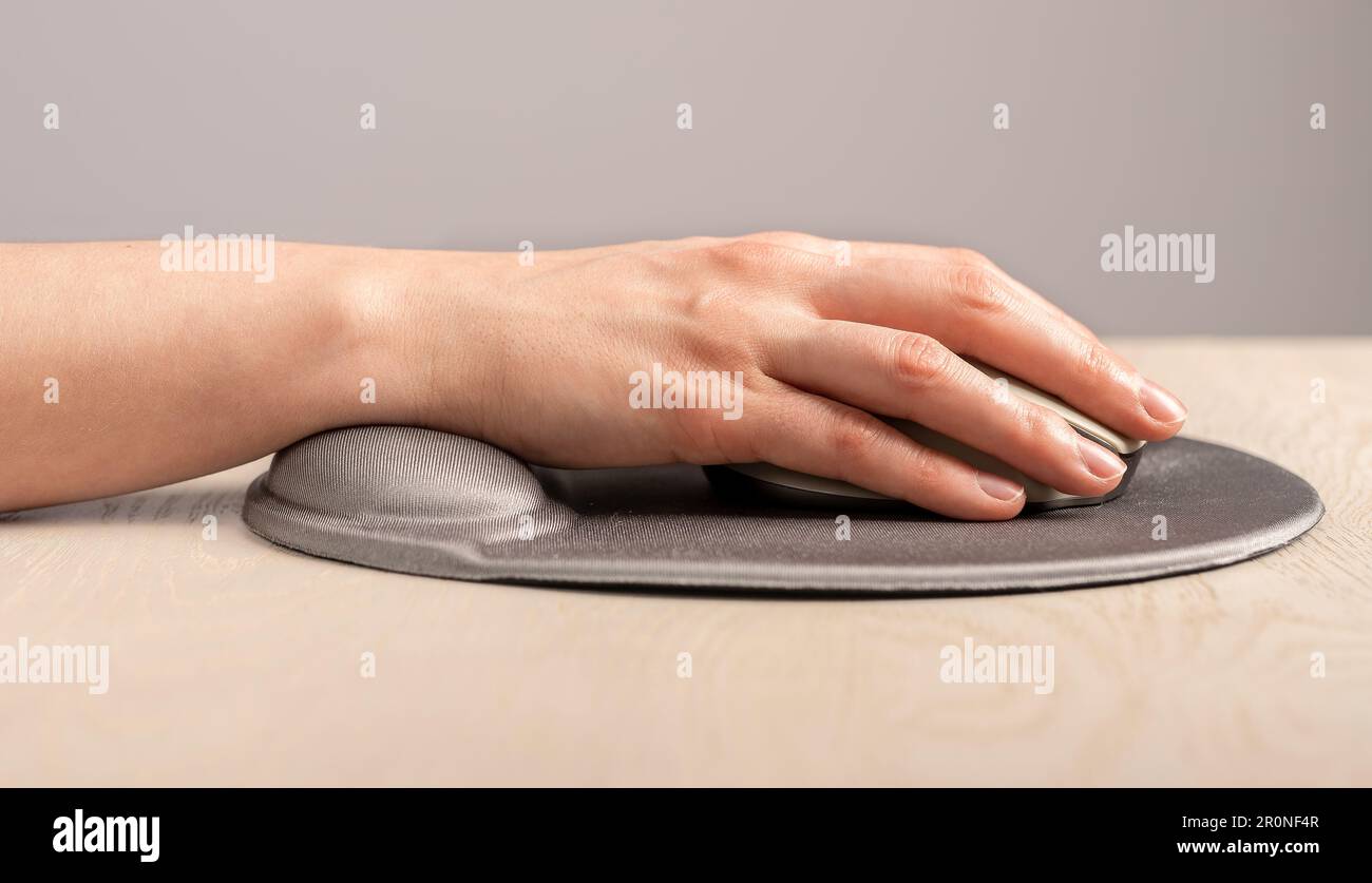 hand on computer mouse on pad with wrist rest, support Stock Photo - Alamy