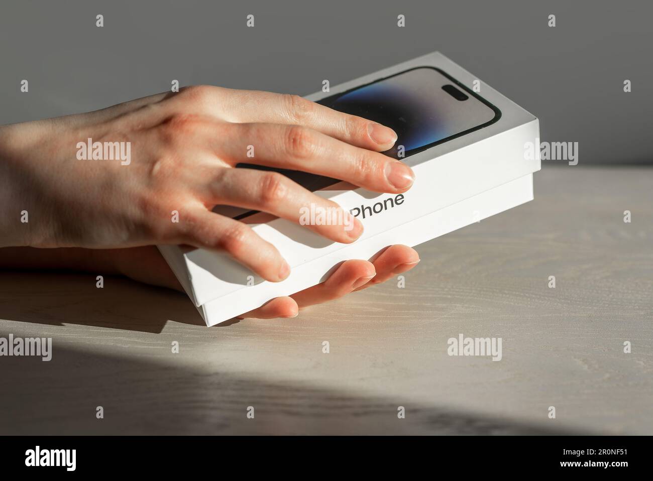 Iphone 14 in hand hi-res stock photography and images - Alamy