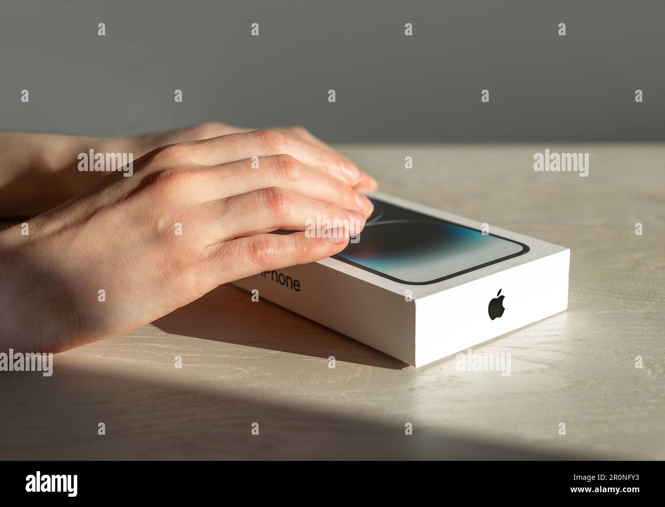 Unpacking screen hi-res stock photography and images - Alamy