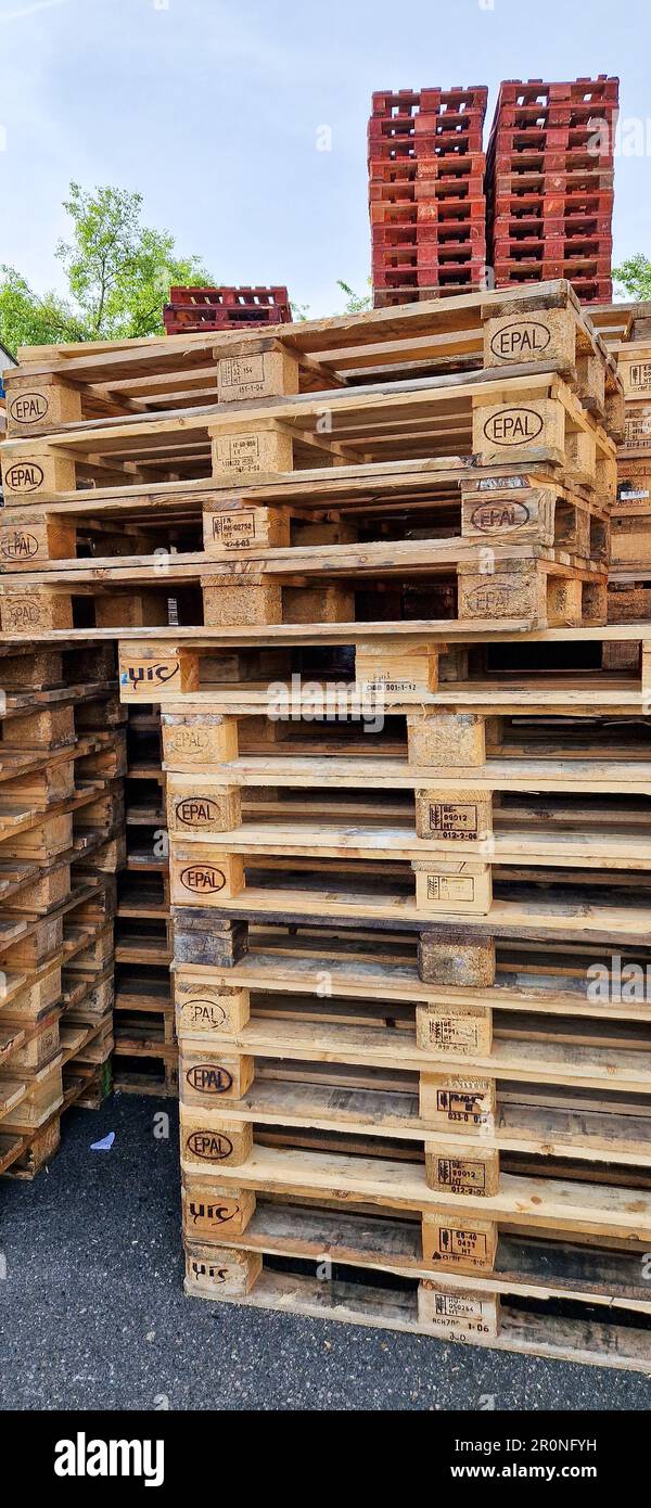 Storage area with wooden pallets hi-res stock photography and images ...