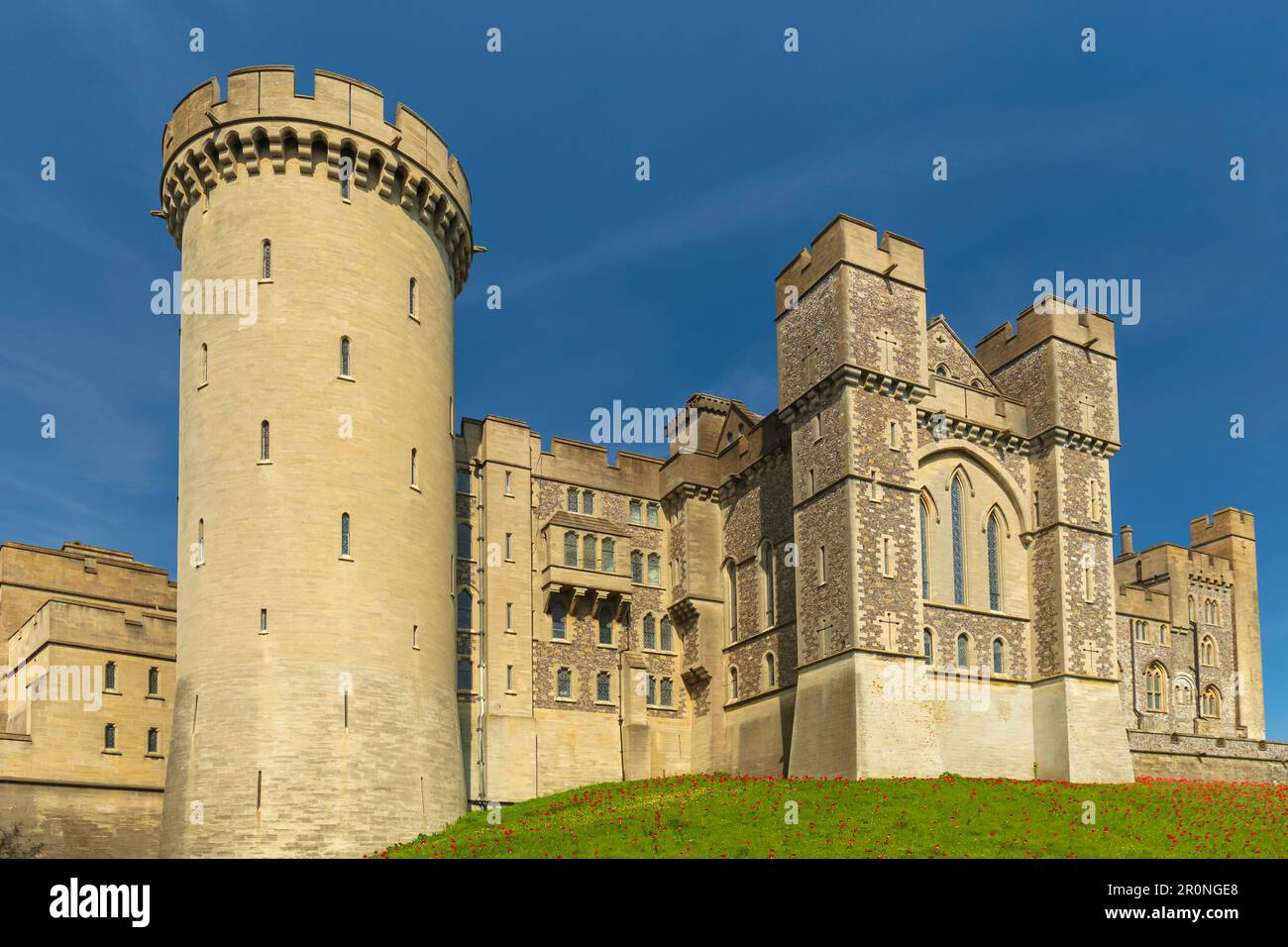 Round tower castle hi-res stock photography and images - Alamy