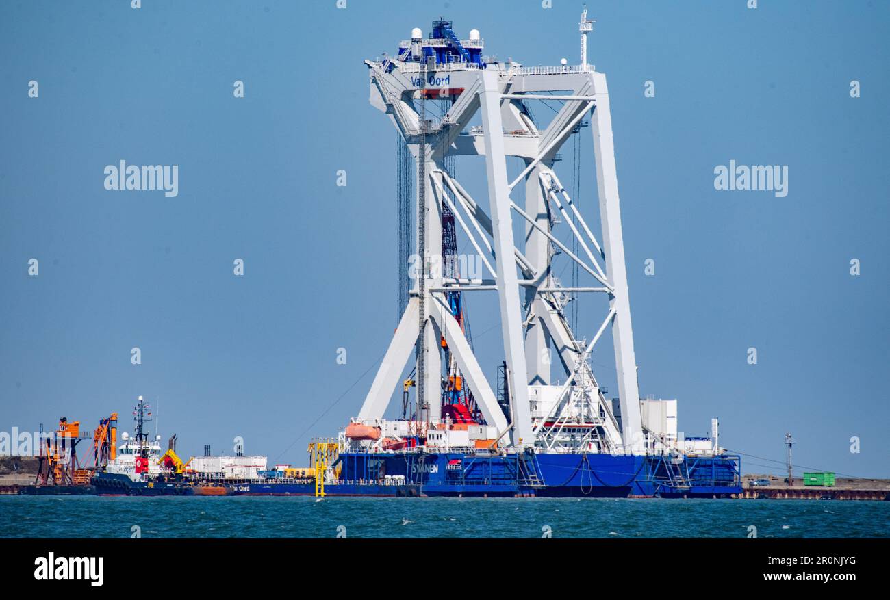 Sassnitz Mukran, Germany. 09th May, 2023. The crane ship "Svanen" is ...