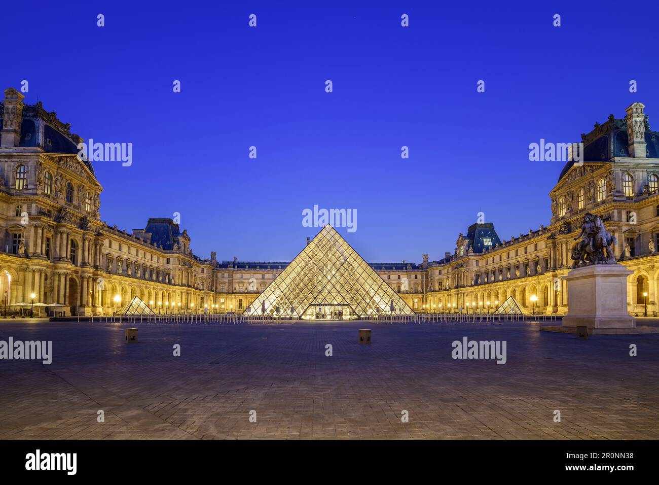 Illuminated Louvre with entrance pyramid, architect: Ieoh Ming Pei ...