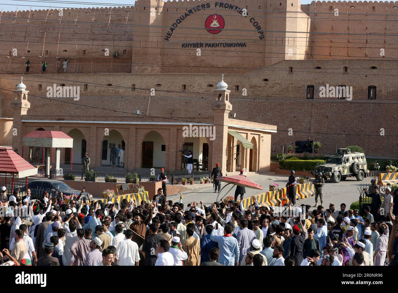 Paramilitary soldiers from Frontier Corps stand guard outside their ...