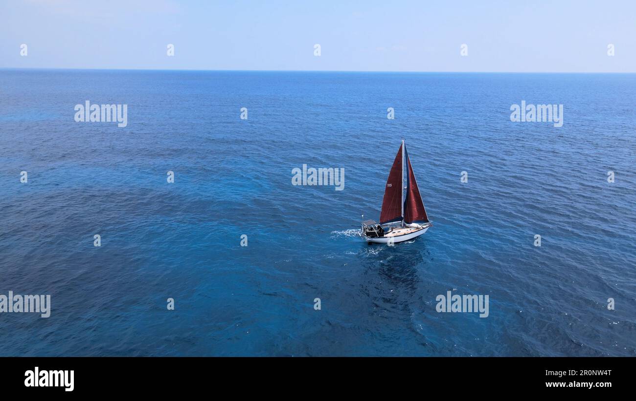 Aerial view ocean waves splashing hi-res stock photography and images ...
