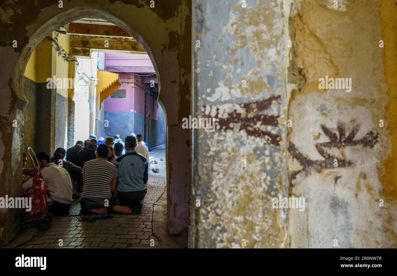 men praying outside a mosque, Fez, morocco, africa Stock Photo - Alamy