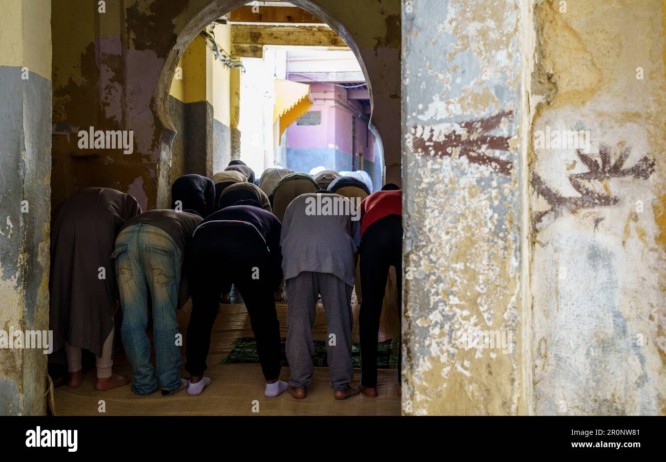 men praying outside a mosque, Fez, morocco, africa Stock Photo - Alamy