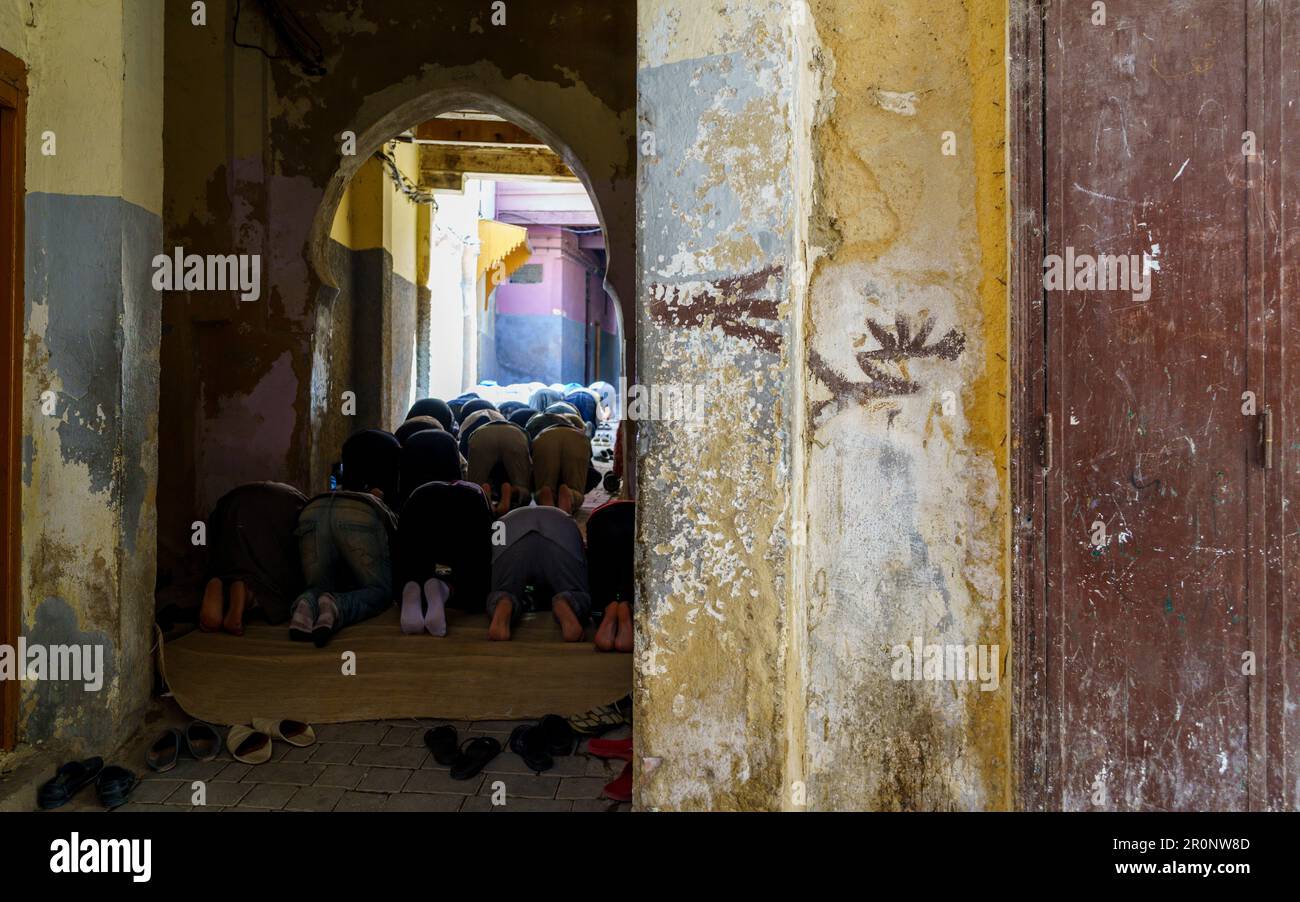 men praying outside a mosque, Fez, morocco, africa Stock Photo - Alamy
