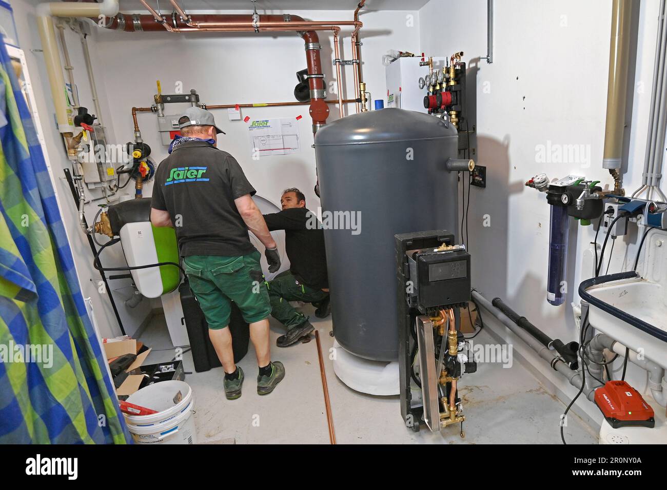 Hair, Deutschland. 09th May, 2023. Topic photo heating exchange. Heating contractors install a ...