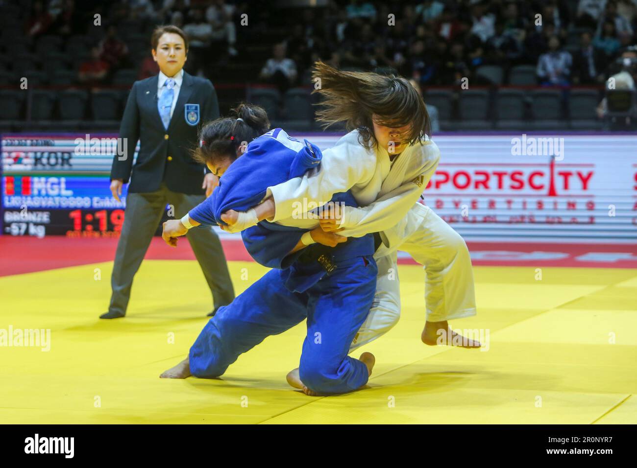 Enkhriilen Lkhagvatogoogiin of Mongolia, left, and Mimi Huh of South ...