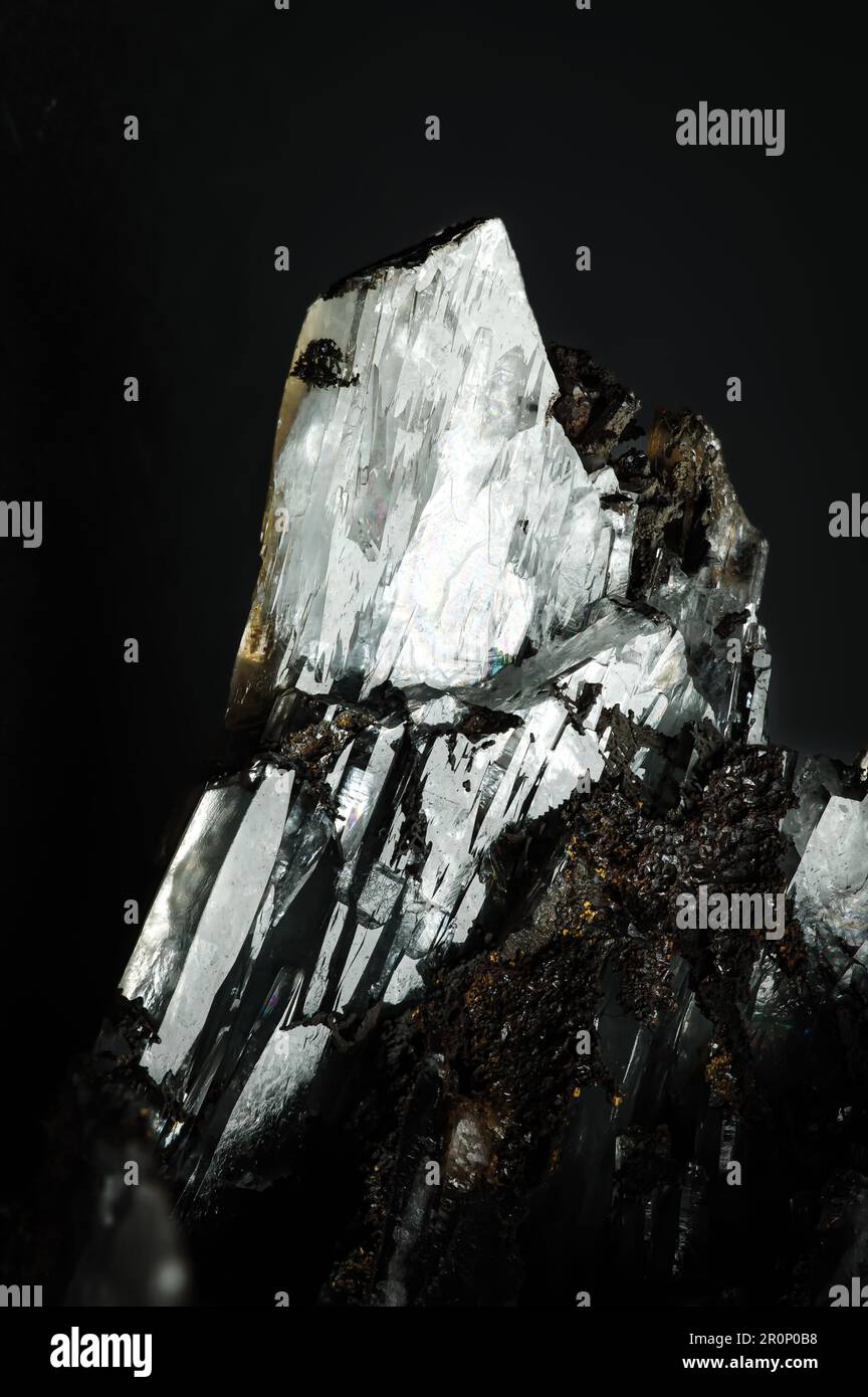 Clear barite crystal on black background. macro detail texture ...