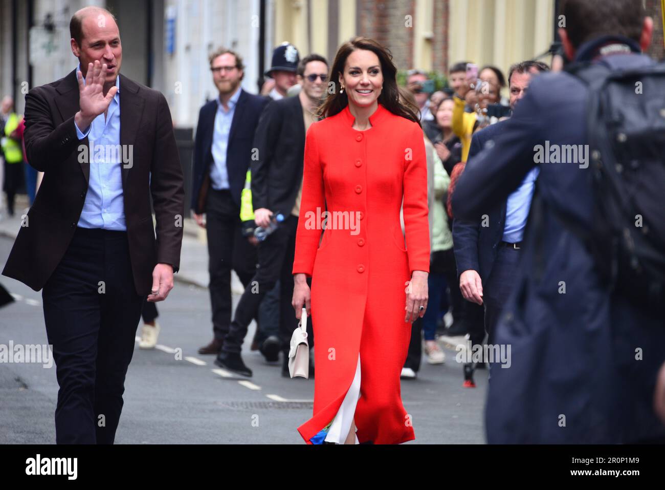 William prince of wales waving hi-res stock photography and images - Alamy