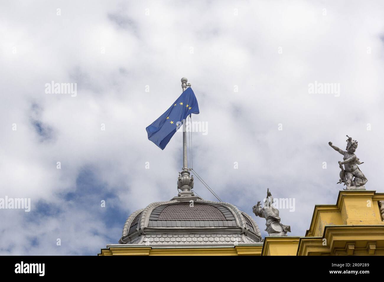 Flag pole roof building hi-res stock photography and images - Alamy