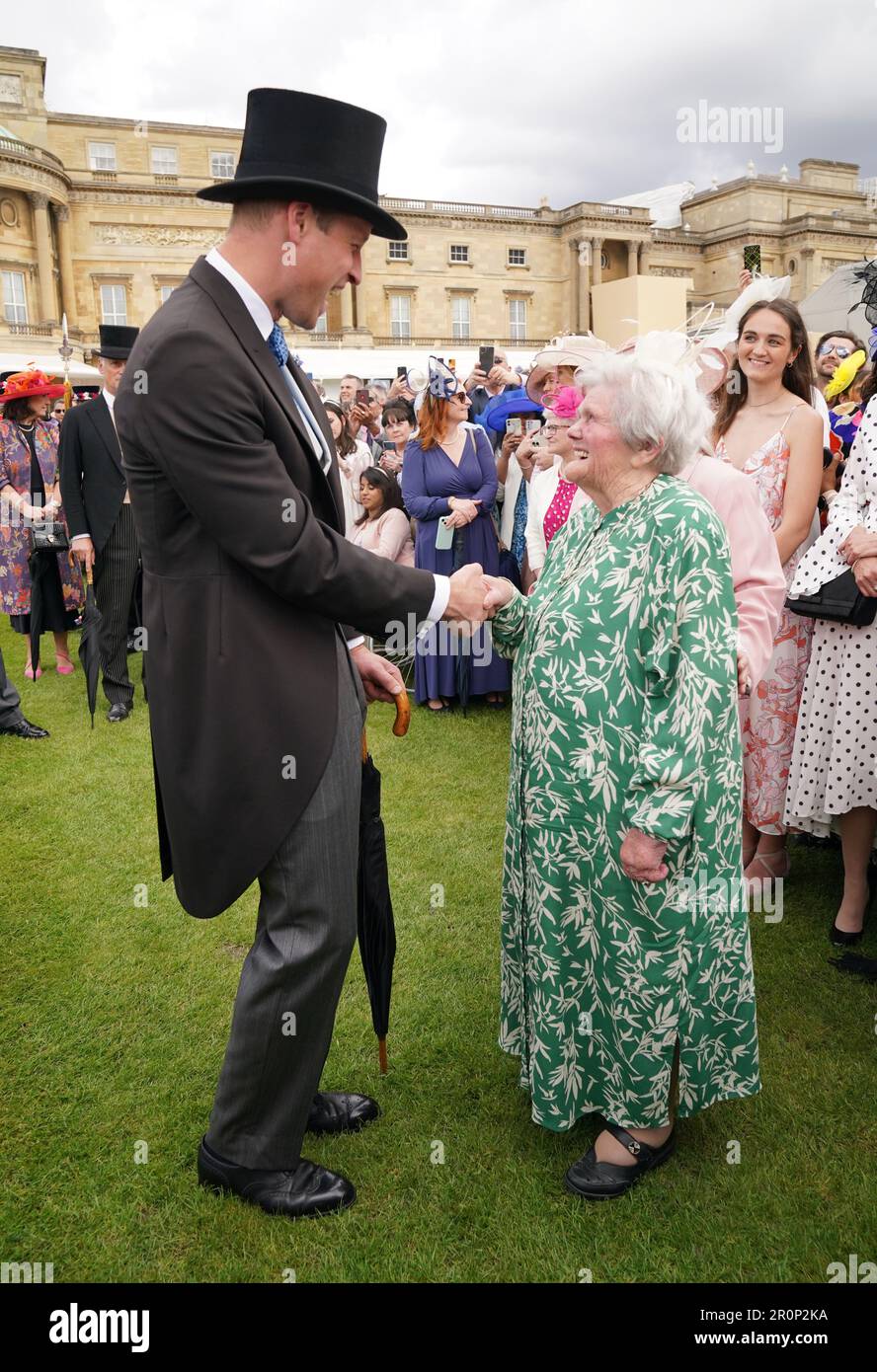 The Prince of Wales meets Dame Elizabeth Watts, who is 93 years old ...