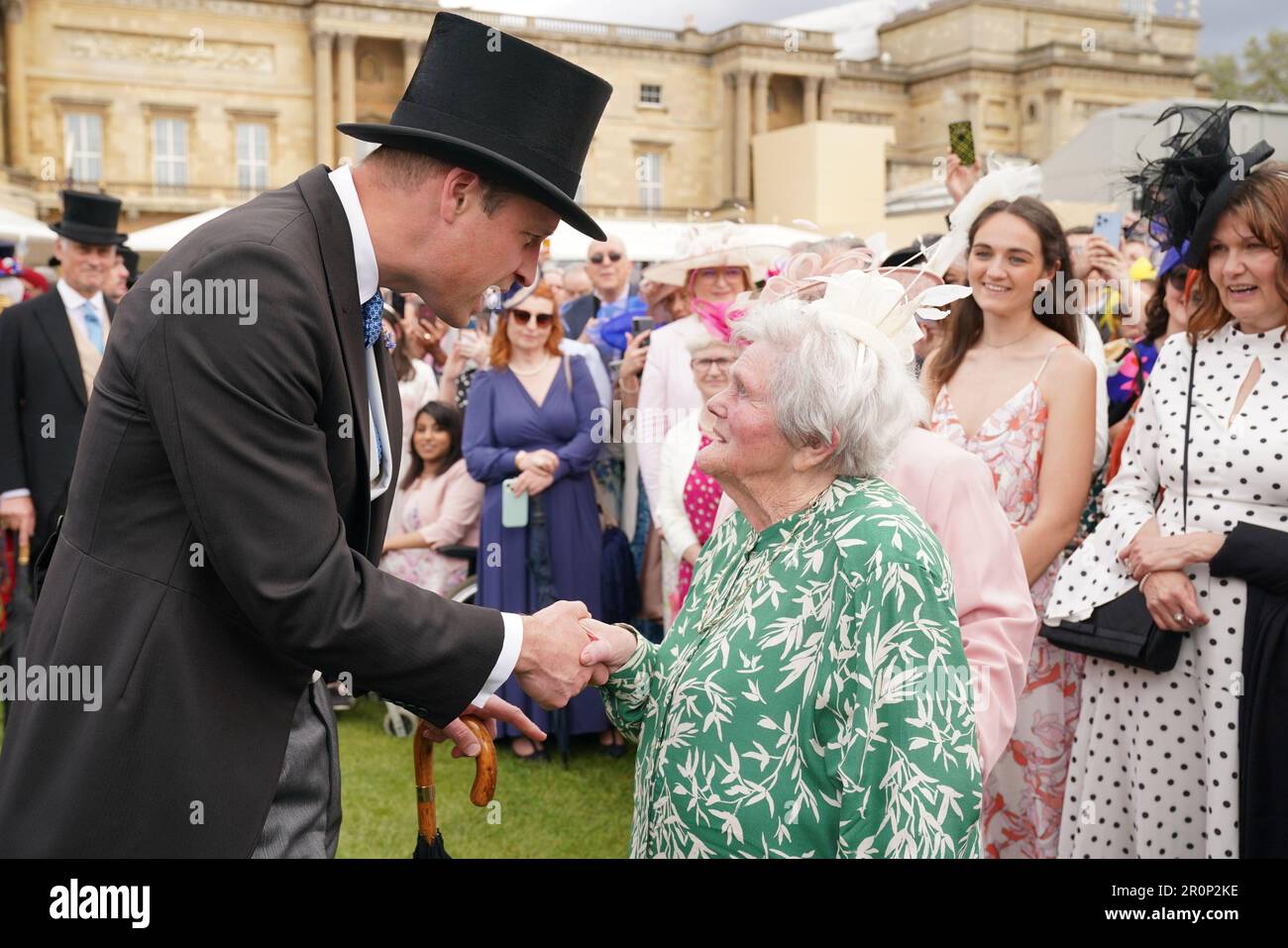 The Prince of Wales meets Dame Elizabeth Watts, who is 93 years old ...