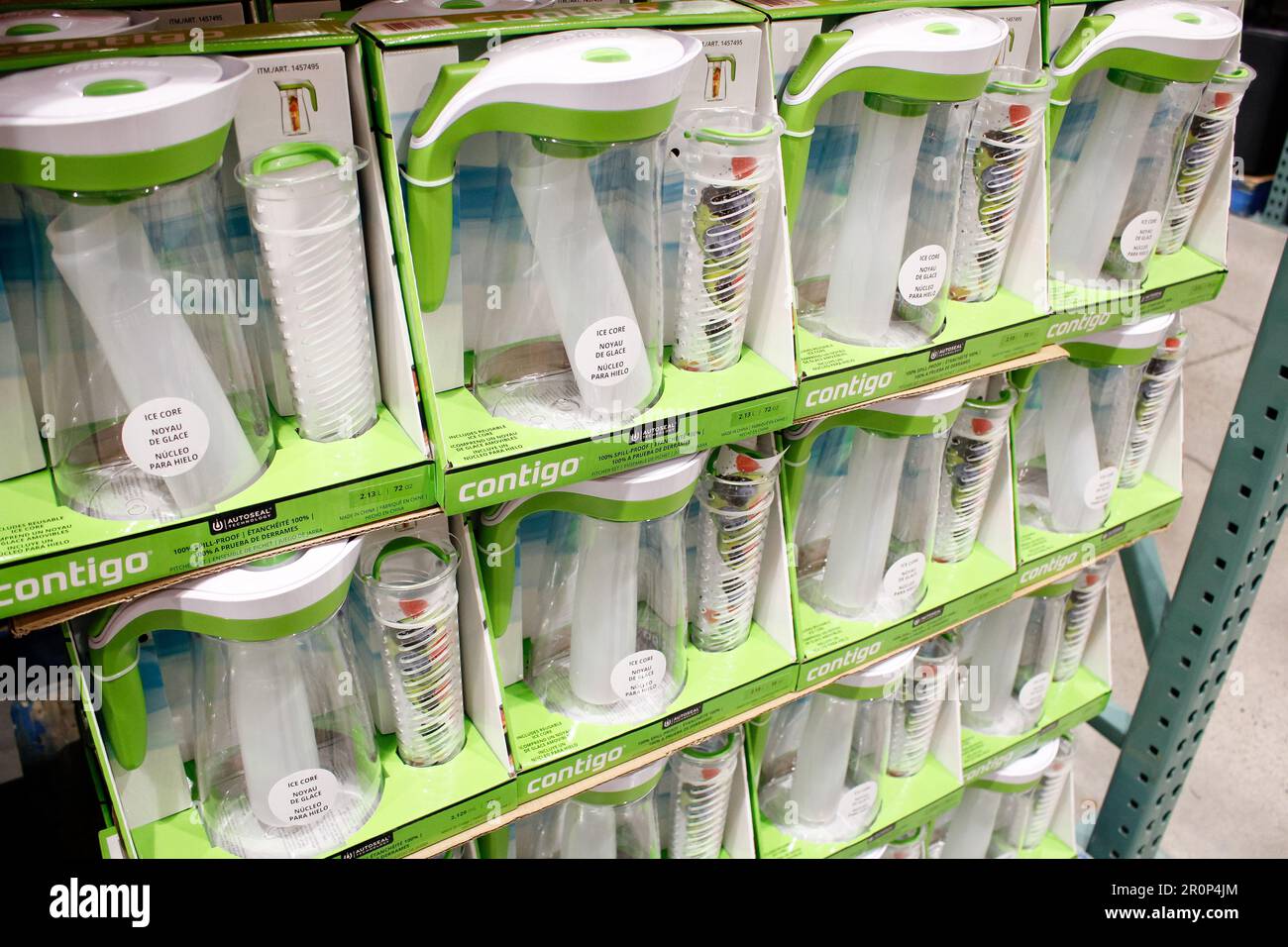 Contigo water bottle hi-res stock photography and images - Alamy