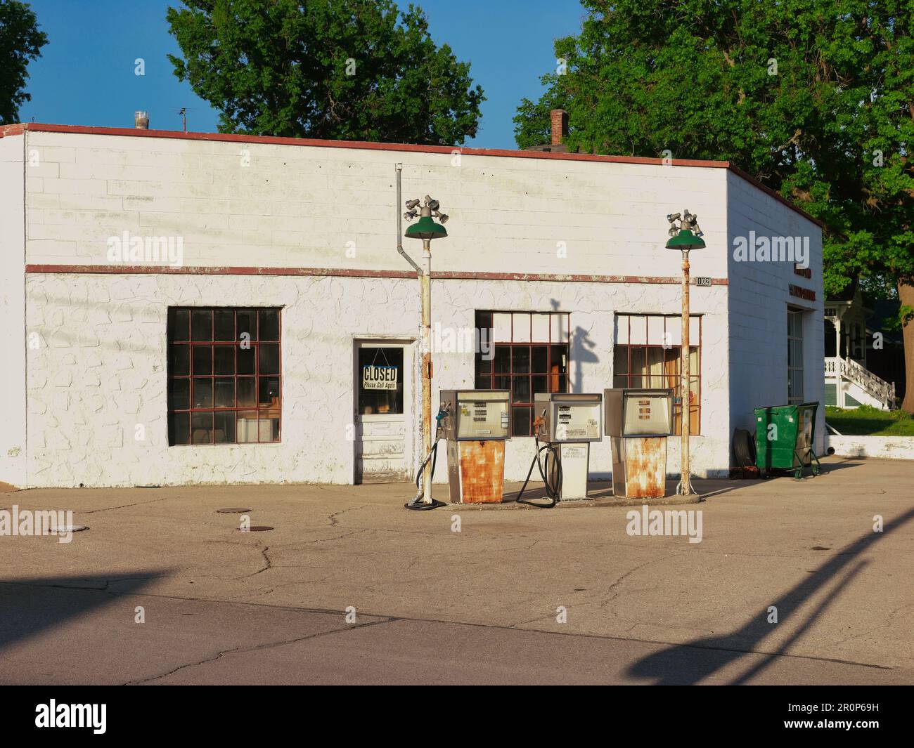Rundown mechanic shop hi-res stock photography and images - Alamy