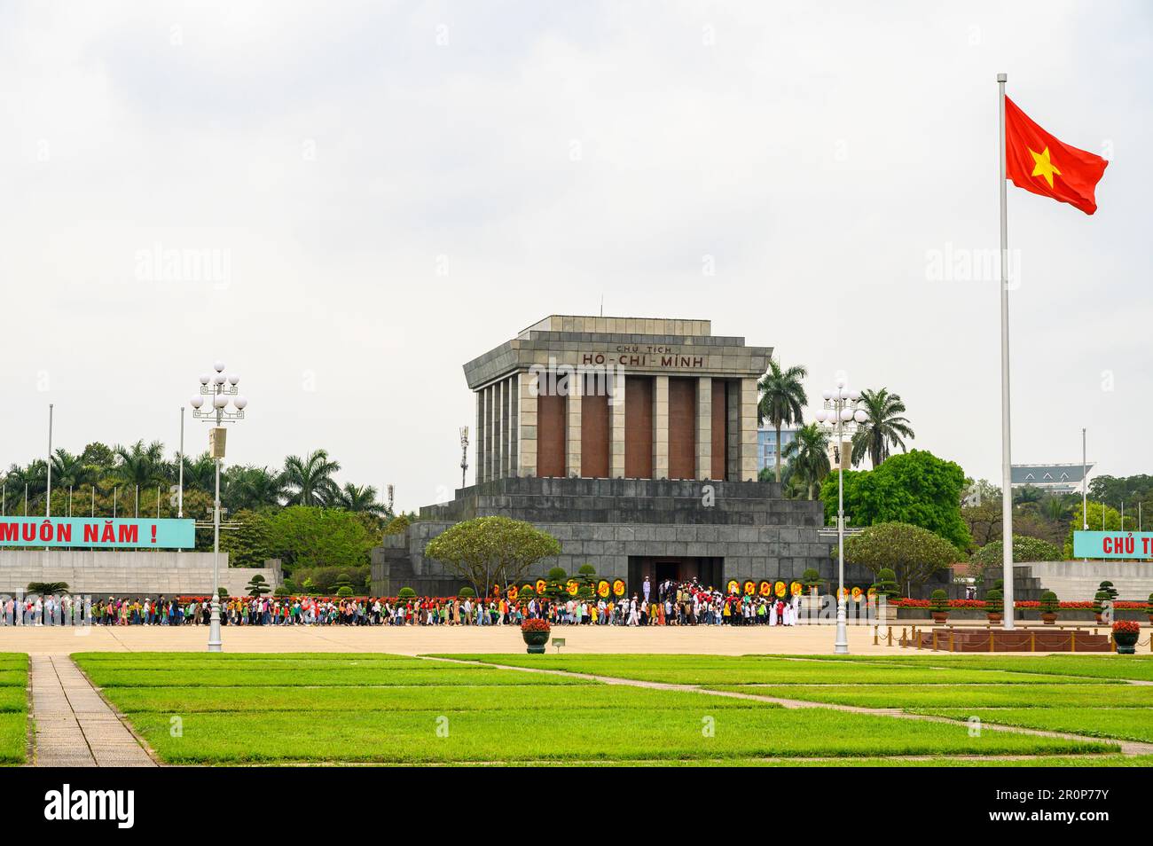 Visitors lining up in a long queue to pay respect to president Ho Chi ...