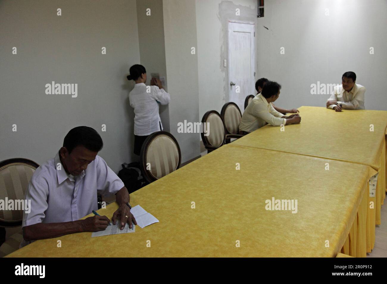 Mike Velarde’s collaborators and staff getting ready for the Saturday ...