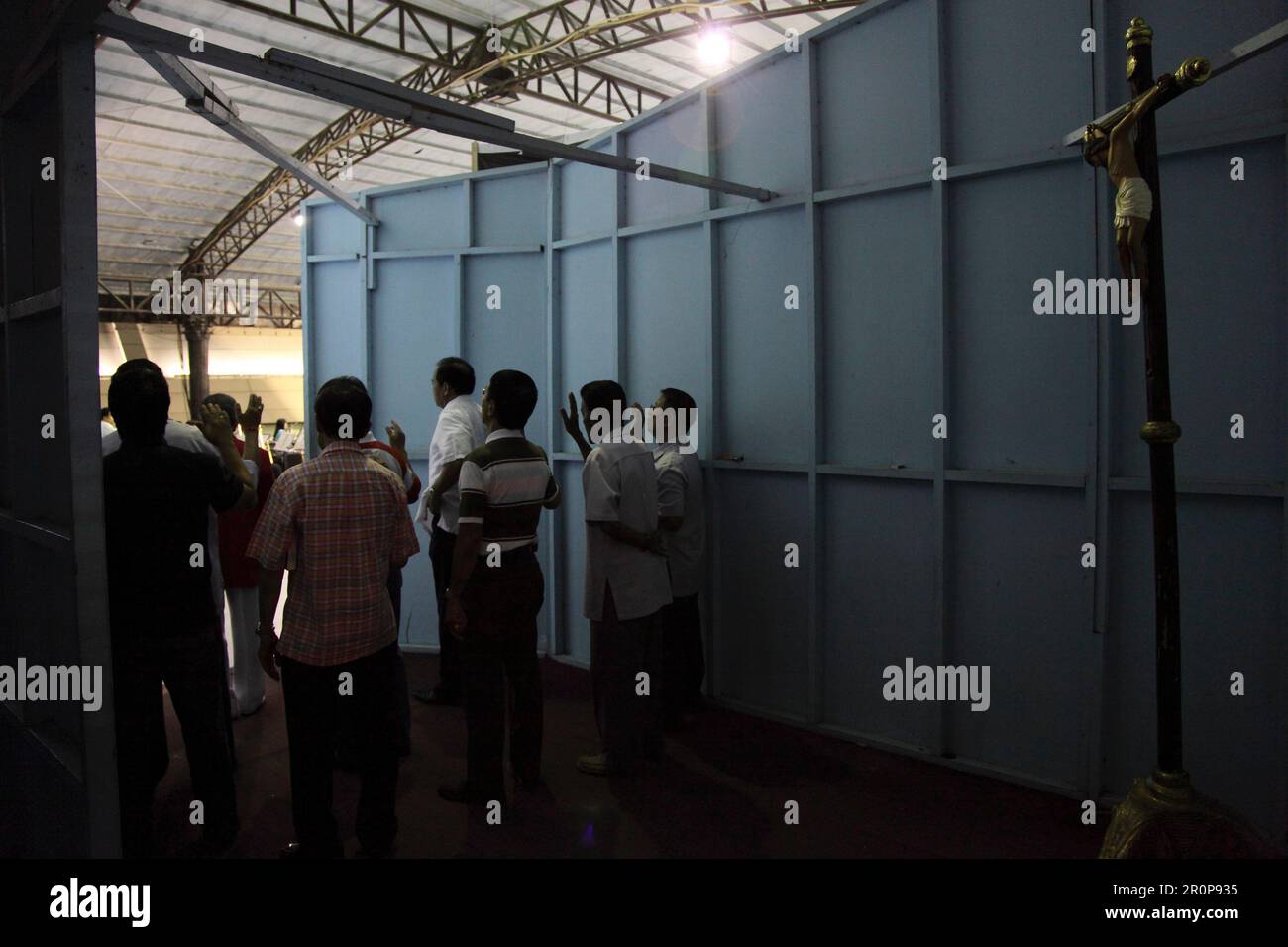 Mike Velarde and members of El Shaddai, backstage moments before ...