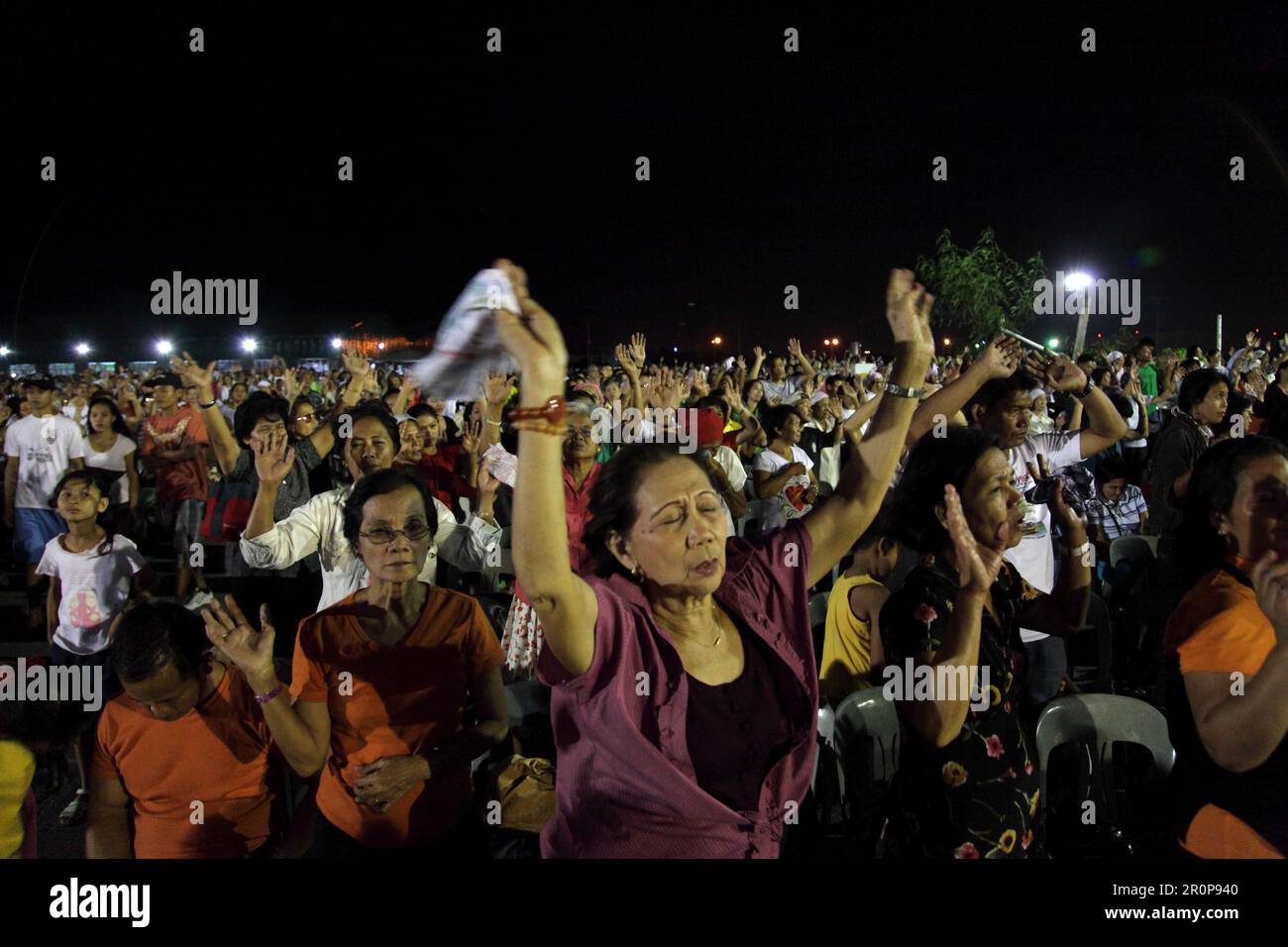 Filipino praying hi-res stock photography and images - Alamy