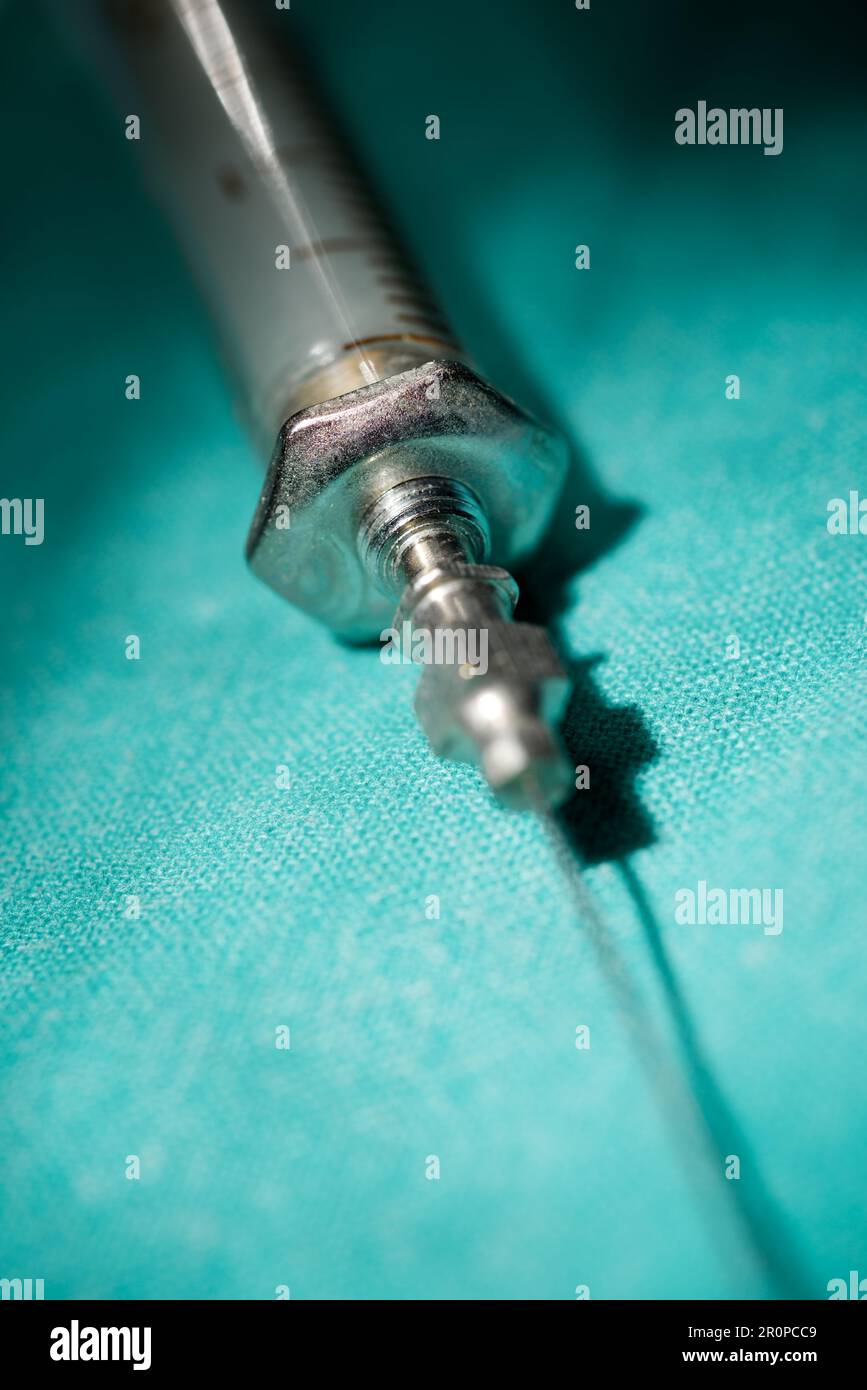 Retro syringe on a green hospital fabric Stock Photo - Alamy