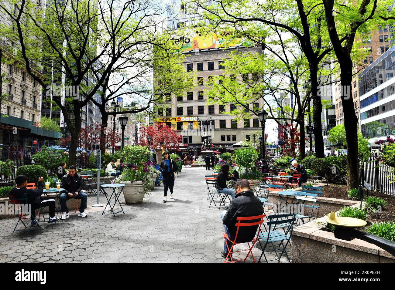 32 tables hi-res stock photography and images - Alamy