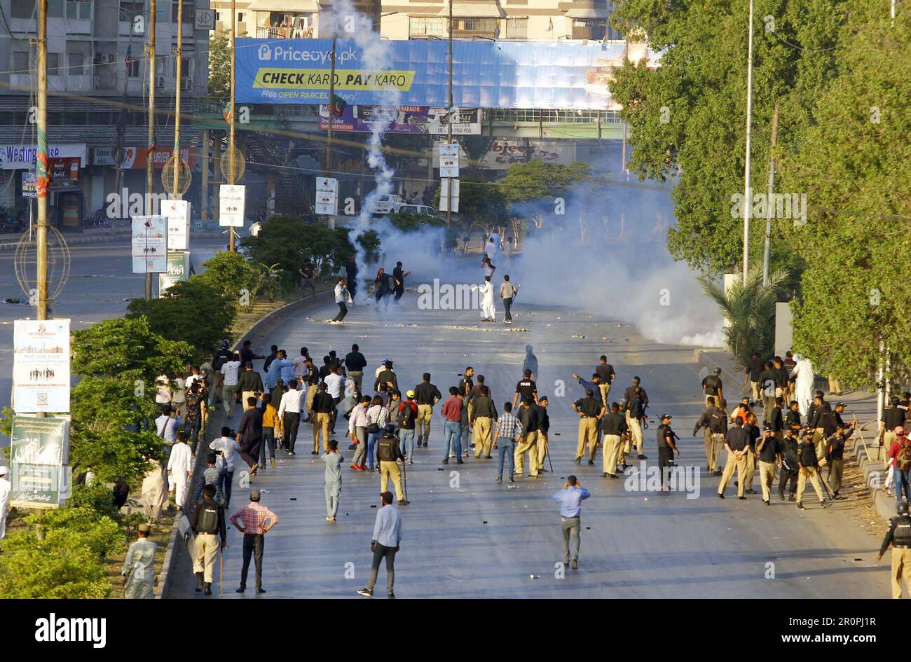 Police officials restore baton charge, fire tear gas and arrest to ...