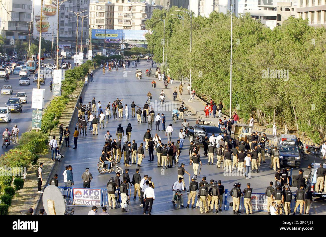 Police officials restore baton charge, fire tear gas and arrest to ...