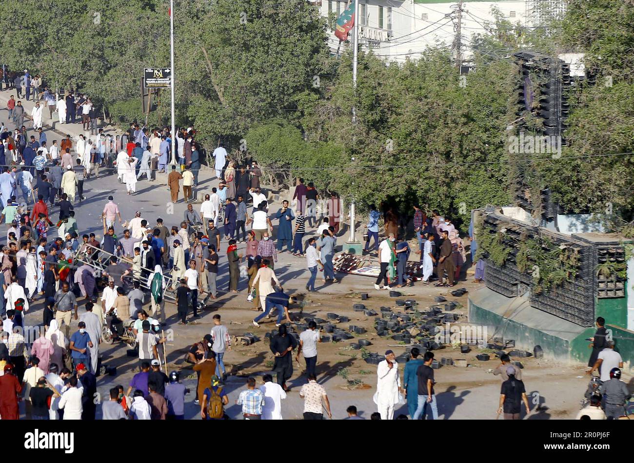 Supporters of Tehreek-e-Insaf (PTI) block road and damaged security ...