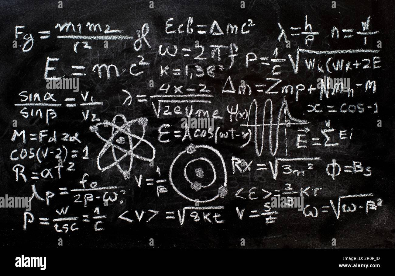 Operaciones y formulas de física cuántica escritas a mano con una tiza ...
