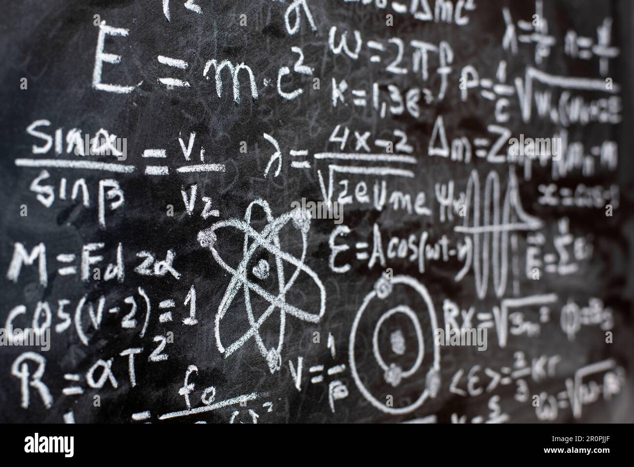 Operaciones y formulas de física cuántica escritas a mano con una tiza ...
